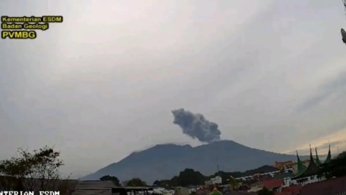 Erupsi Gunung Marapi Lontarkan Abu Vulkanik Setinggi 700 Meter, Hujan Abu Sempat Terjadi di ...