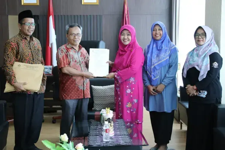 Panitia Serahkan Berkas 11 Bakal Calon Rektor UIN Imam Bonjol Padang kepada Rektor | Radarsumbar.com